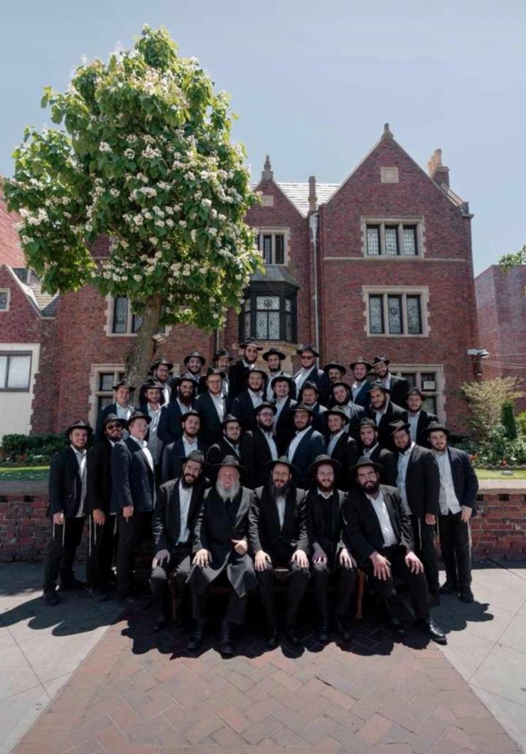 Chovevei Torah Shiur Daled Gathers for Annual Class Photo at 770 ...